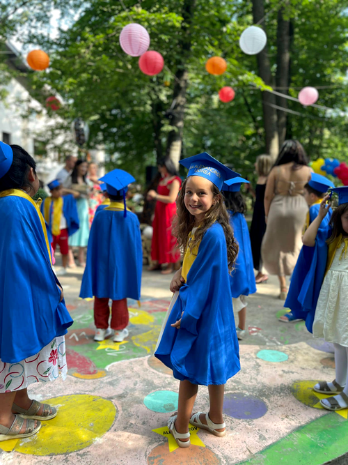 Cât de mare s-a făcut fetița Elenei Udrea! Eva a absolvit grădinița ...