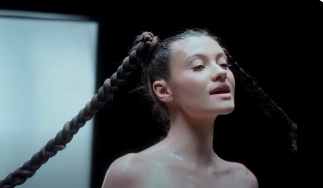 Cine este Erika Isac, tânăra care a lansat controversata melodie ...