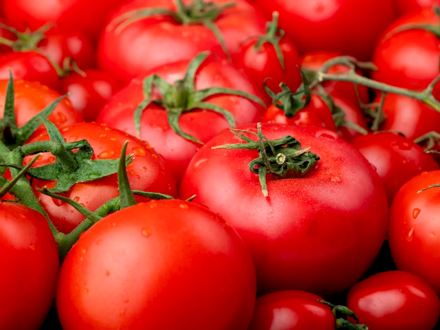 Trucul secret pentru roșii mari și gustoase. Cu ce trebuie să le ...