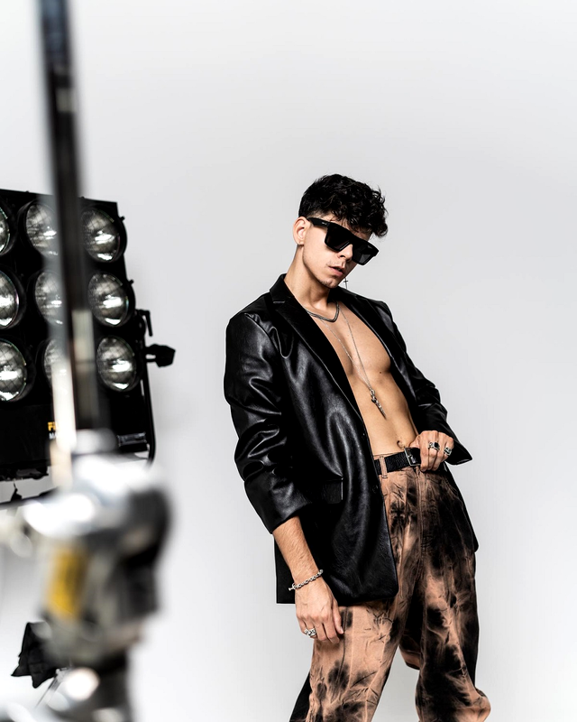 Emilian a stat o zi întreagă pe tocuri pentru a se obișnui cu ...