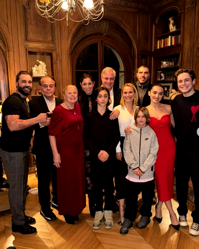 Andreea Esca, petrecere de Crăciun, alături de socri, la Paris. Imagini ...