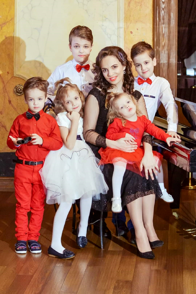 Raluca Angel, solista cu cinci copii, este Mamă-Eroină. Câți bani dă pe ...