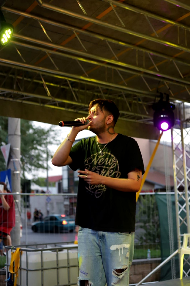 Johny Romano, solistul făcut celebru de Connect-R, cântă 8 stiluri ...