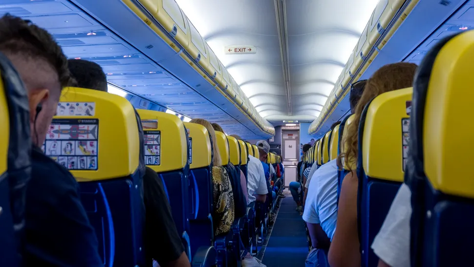 Butonul de la scaunele de avion care îți oferă mai mult spațiu. Trucul ...