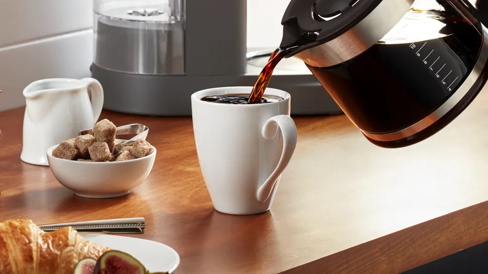 Ai curățat greșit aparatul de cafea până acum! Pericolul nebănuit la ...